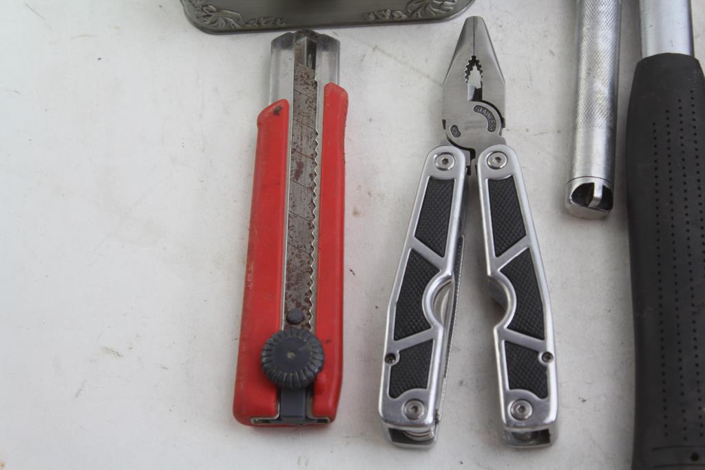 Craftsman Evolv Multi-tool, Mini Maglite And More, 8 Pieces | Property Room