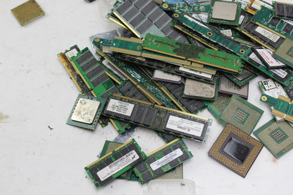 Crucial, Cosair, Infineon, + More Assorted Computer Memory Modules, 10 ...
