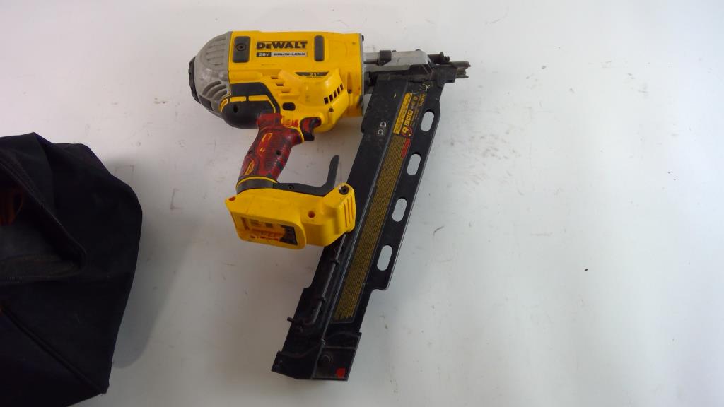DeWalt 20V 21 Inch Plastic Collated Cordless Nailer With Accessories ...