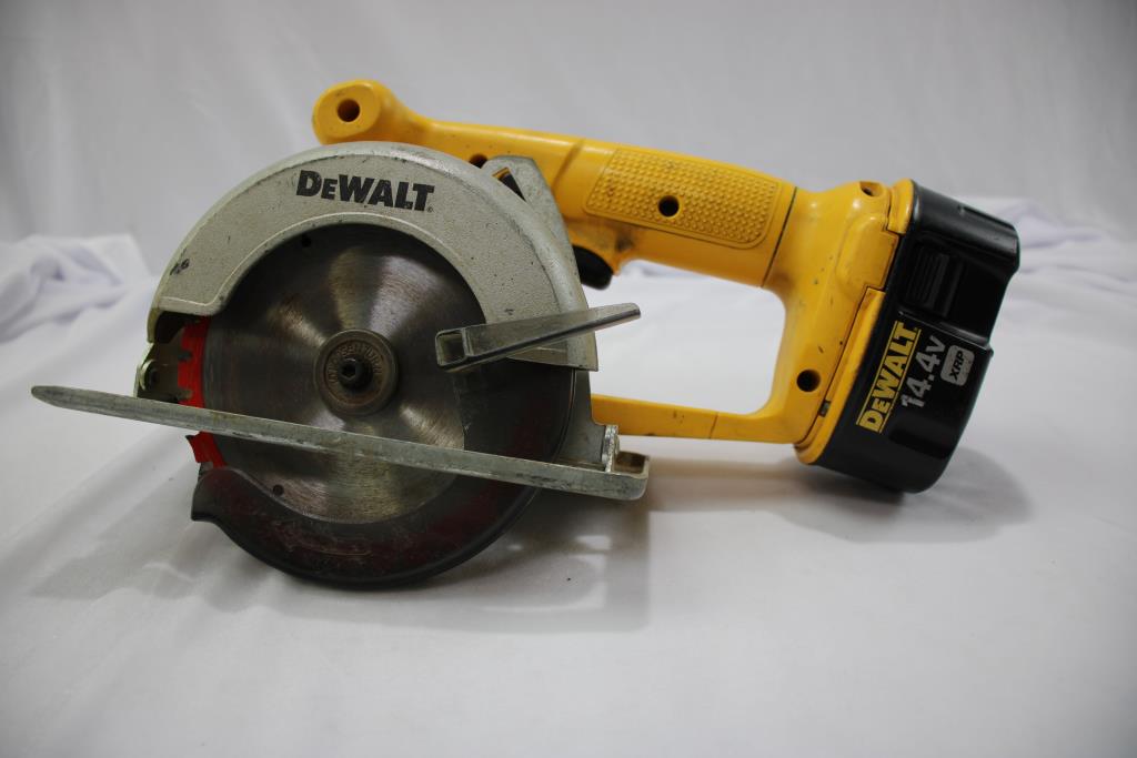 Dewalt Trim Saw W/ Battery | Property Room