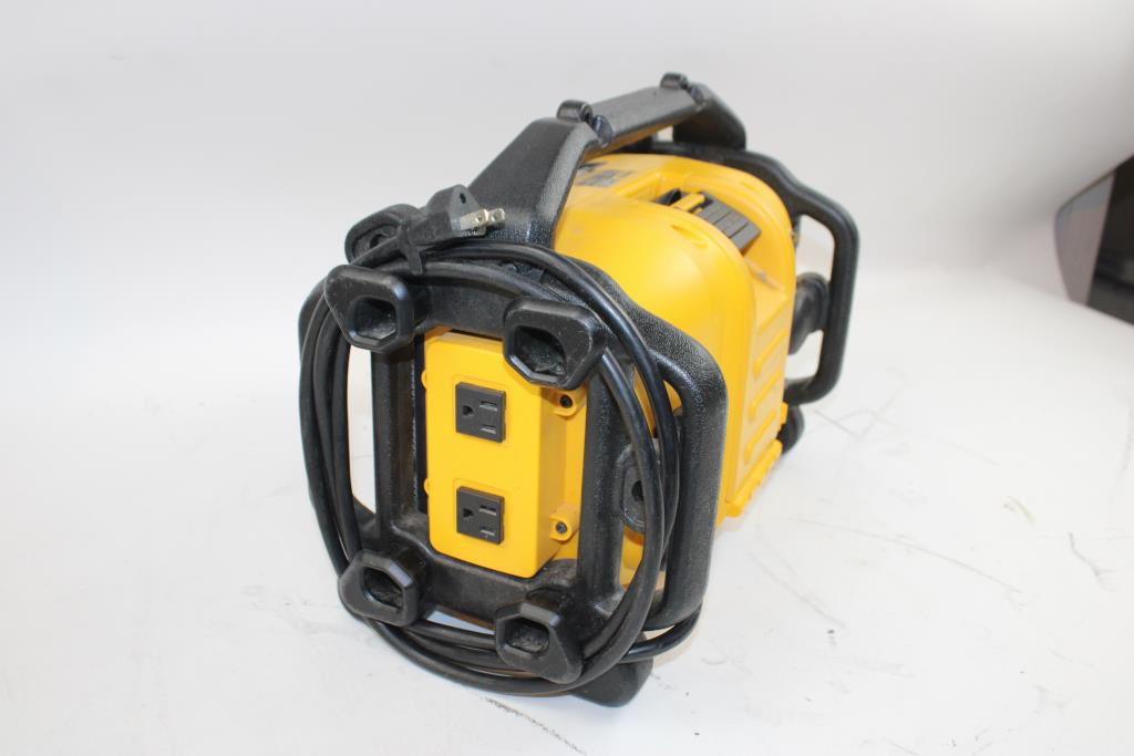 DeWalt Worksite Charger Radio DCR015 | Property Room
