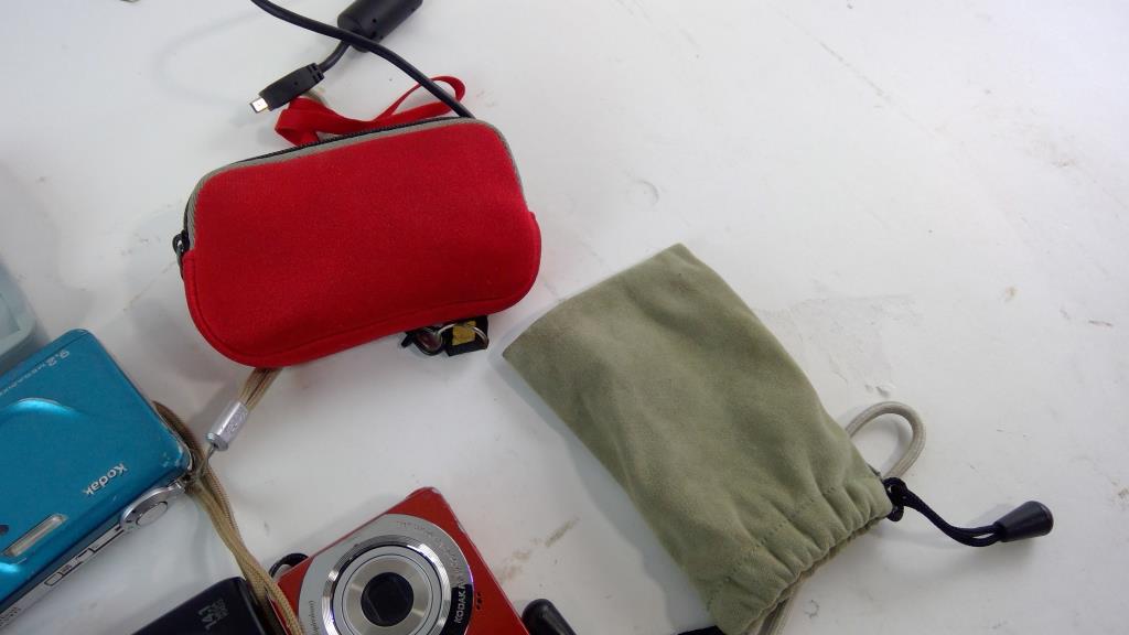 Digital Camera Lot, 7+ Pieces | Property Room