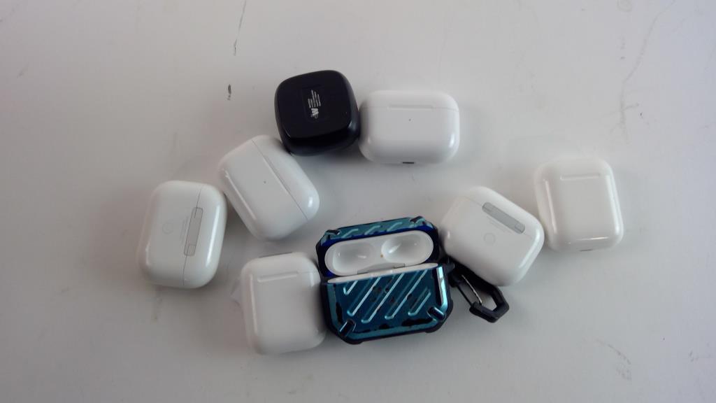 Earbud Case Lot, 8 Pieces | Property Room