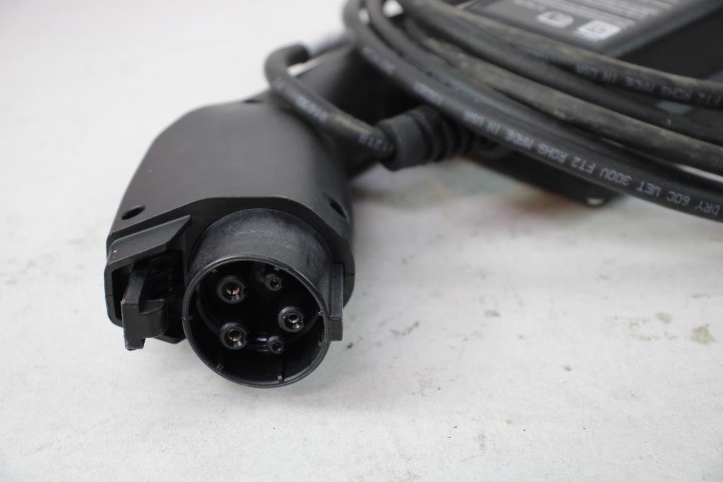 Electric Vehicle Cordset/Cordon VE Charger | Property Room