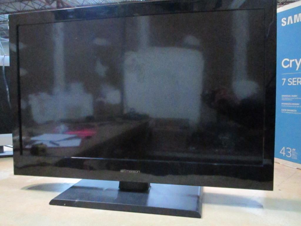 Emerson 32" Flatsreen TV | Property Room