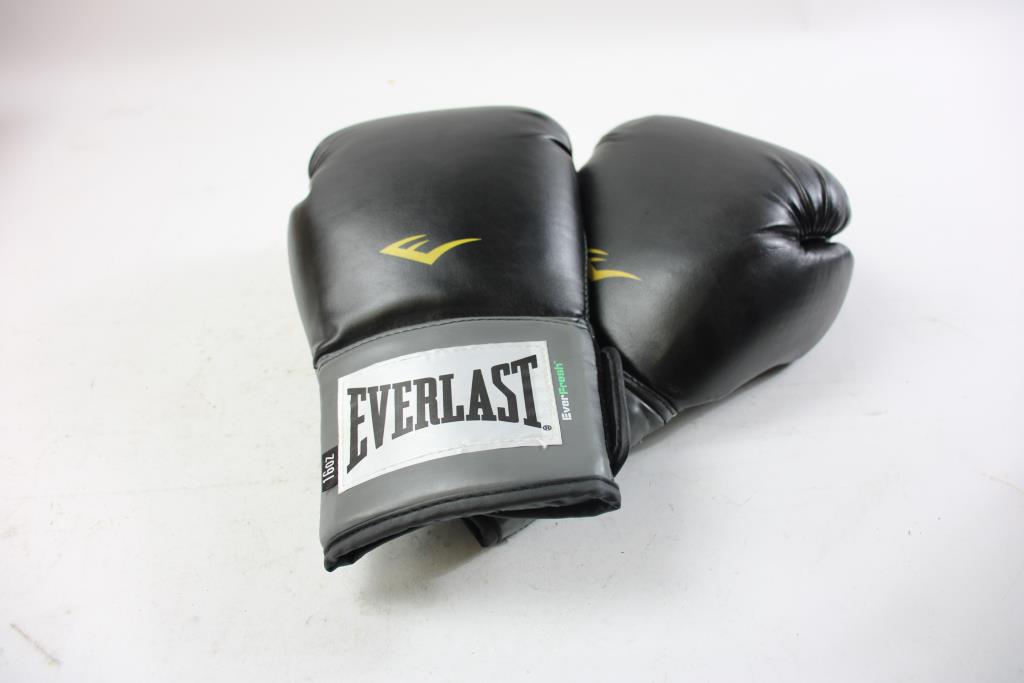 Everlast Pro Style Traning Gloves And Punch Mitts | Property Room