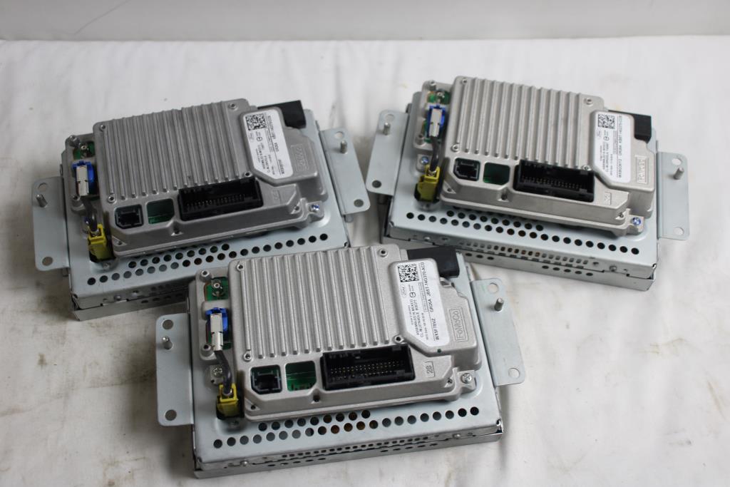 Fomoco Car Radios X5 | Property Room