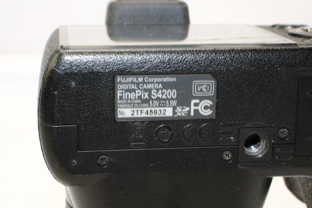 Fuji FinePix S4200 Digital Camera | Property Room