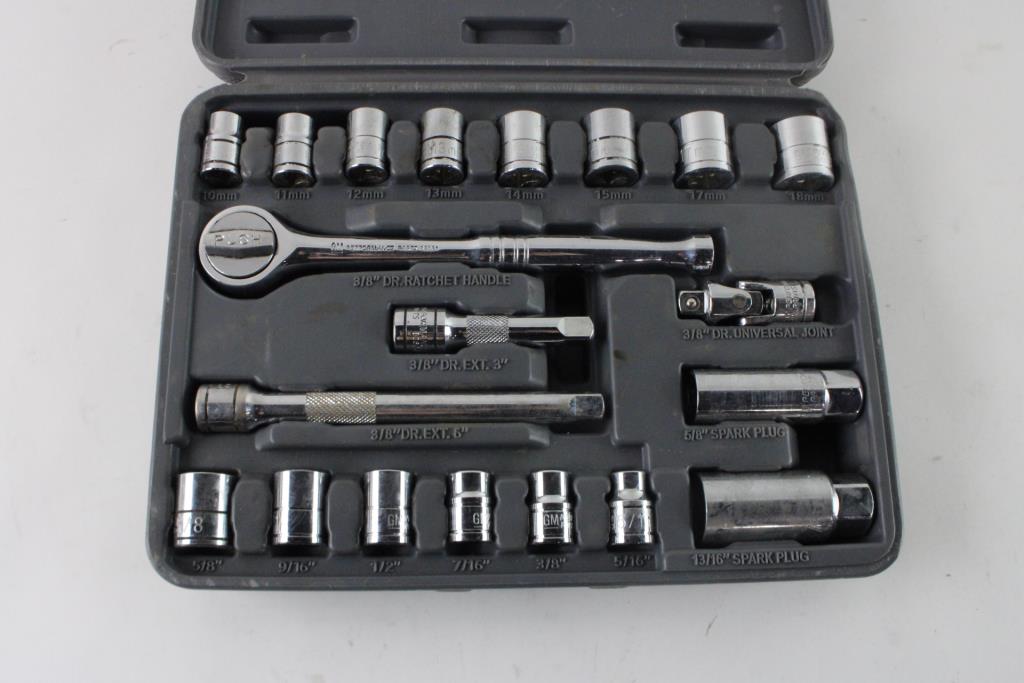 GM Performance Parts 20-Piece Mechanics Tool Set | Property Room