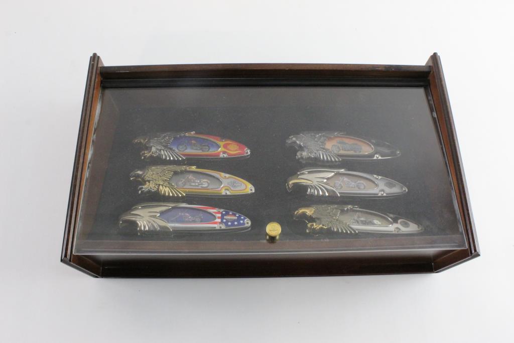 Harley Davidson Knives In Display Case, 6 Pieces | Property Room
