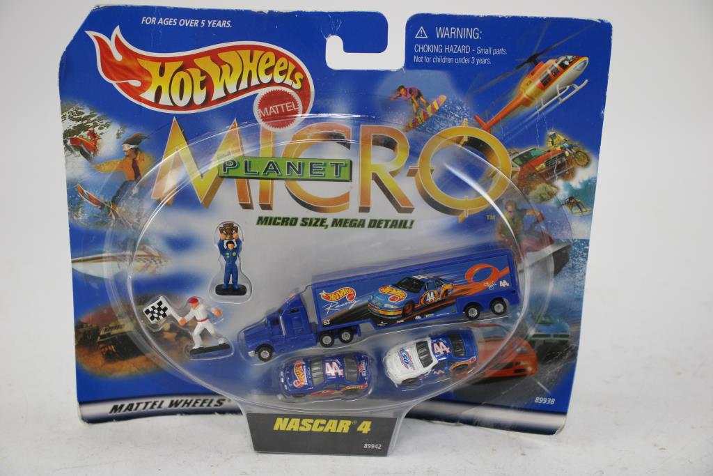 Hot Wheel Micro Planet NAscar 4 Toy Set | Property Room