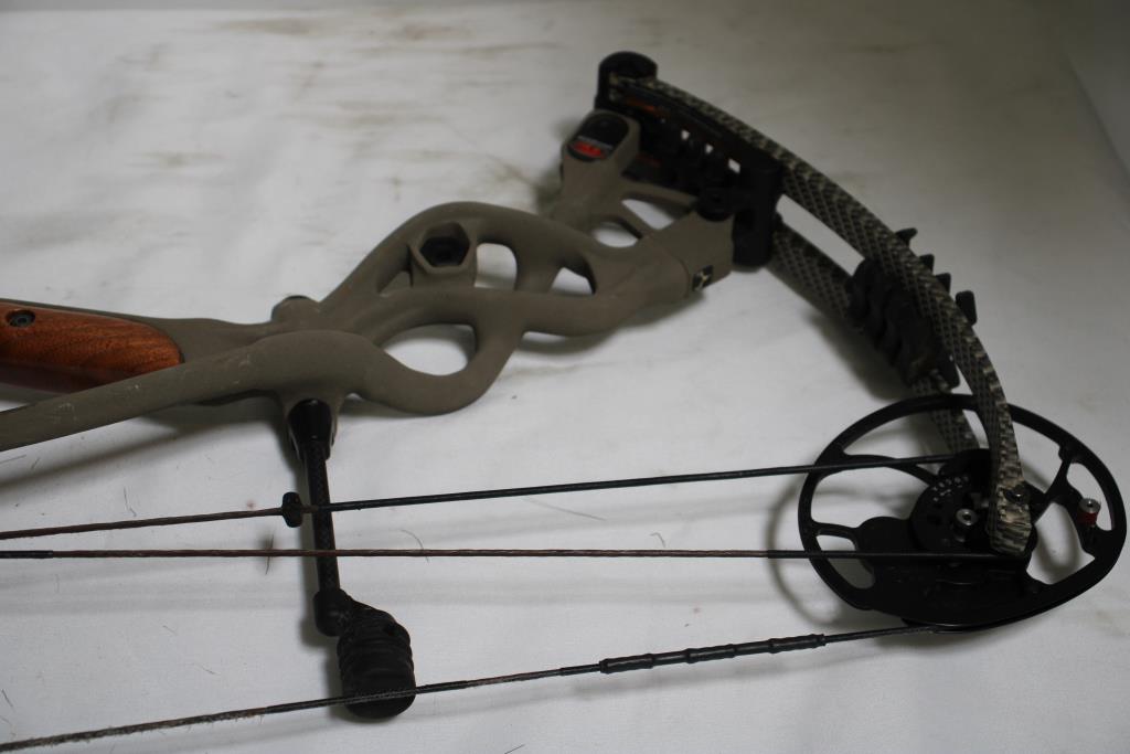 Hoyt Defiant Carbon Bow | Property Room