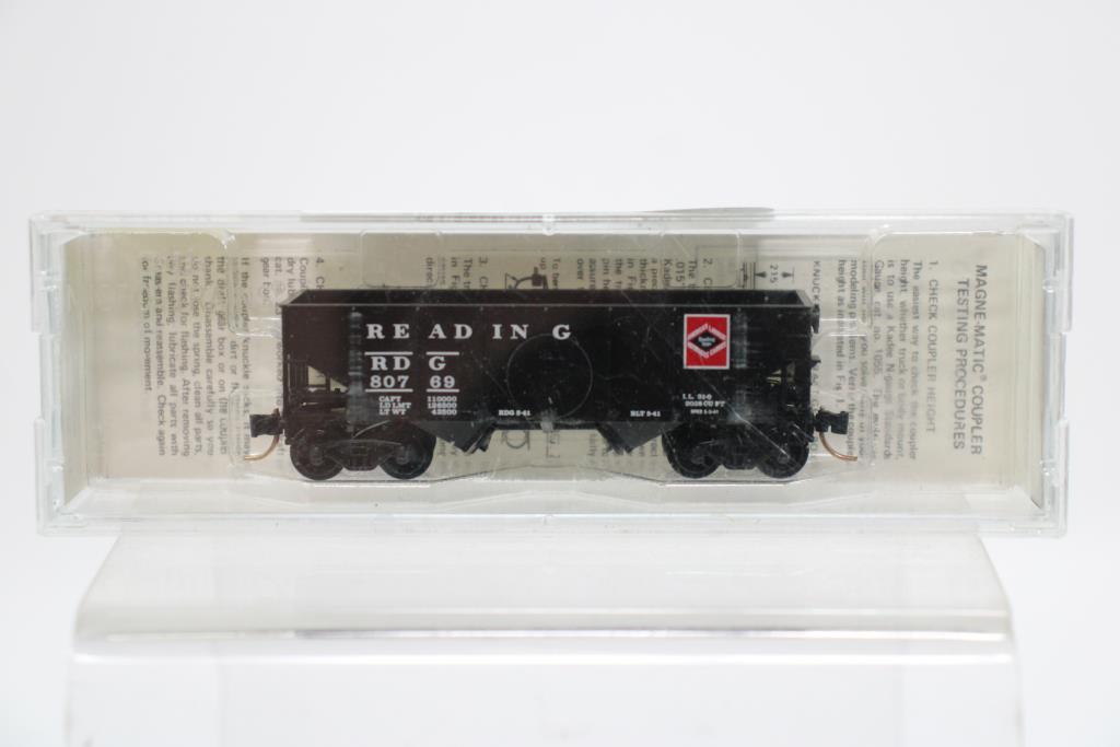 Kadee Micro-Trains 33' Twin Bay Hopper Offset Sides Reading | Property Room