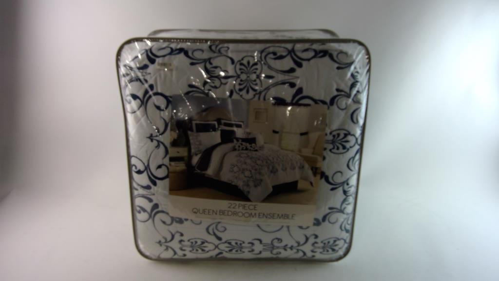 Leonelli Queen Size Bedroom Ensemble | Property Room