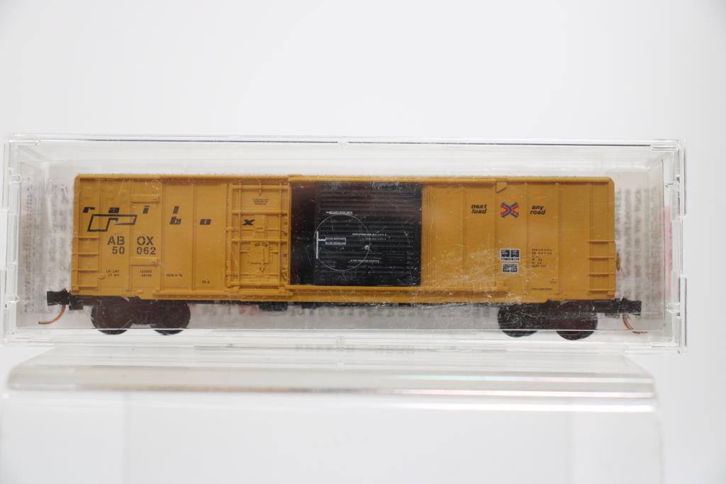 Micro-Trains Line 50' Rib Side Box Car Plug & Sliding Door Railbox | Property Room