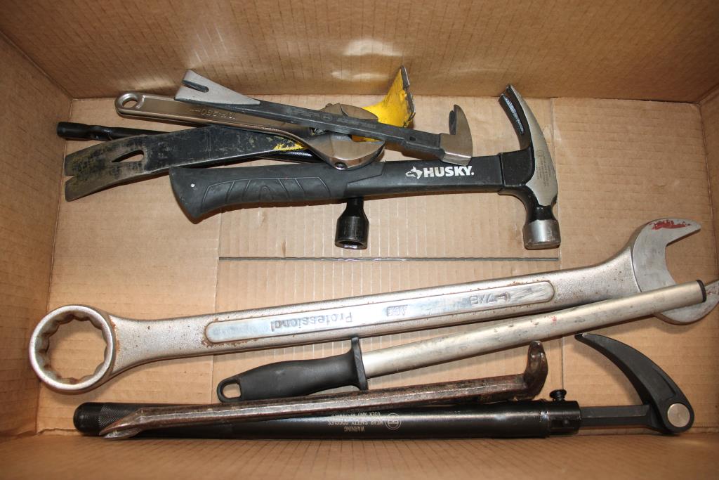 Milwaukee 12" Hacksaw, Husky 27 Oz Dead Blow Hammer, And More, 12 ...