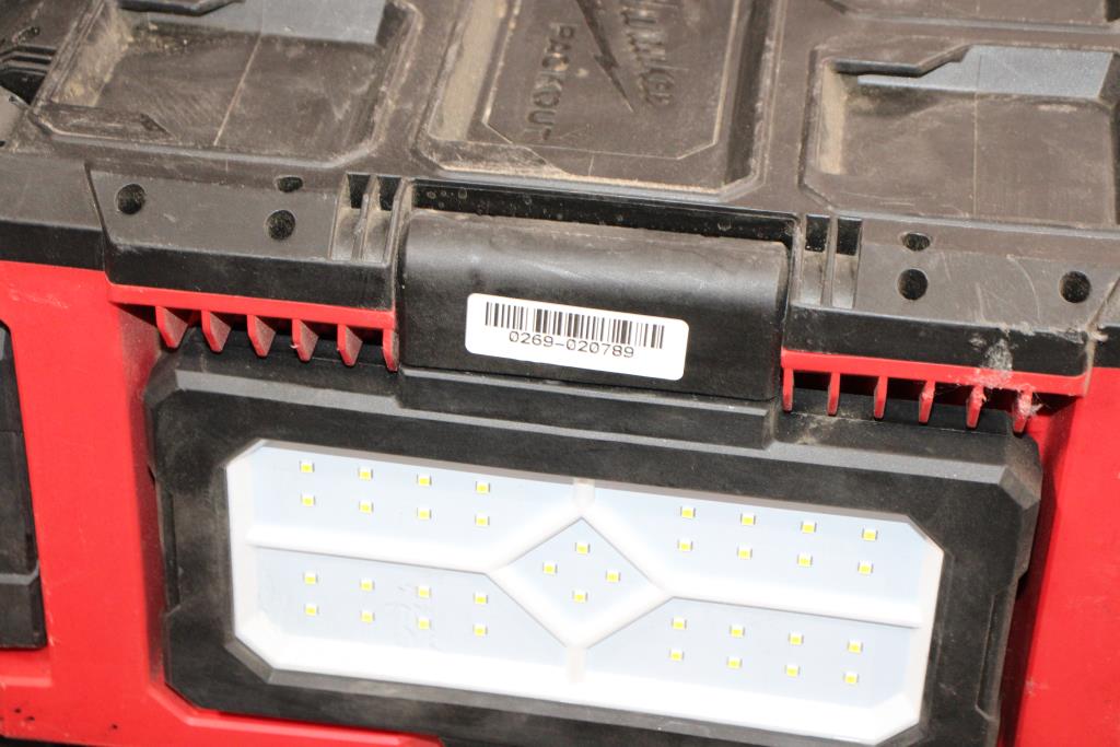 Milwaukee 18 V Li-Io Packout 3000 Lumens LED Light With Built-in ...