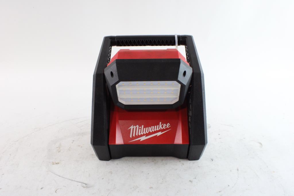 Milwaukee Dual Power Flood Light | Property Room