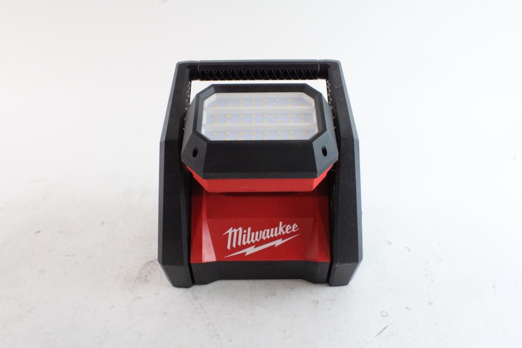 Milwaukee Rover Dual Power Flood Light | Property Room