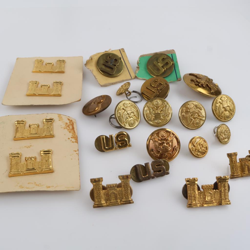 Miscellaneous Pins And Buttons, 17+ Pieces | Property Room