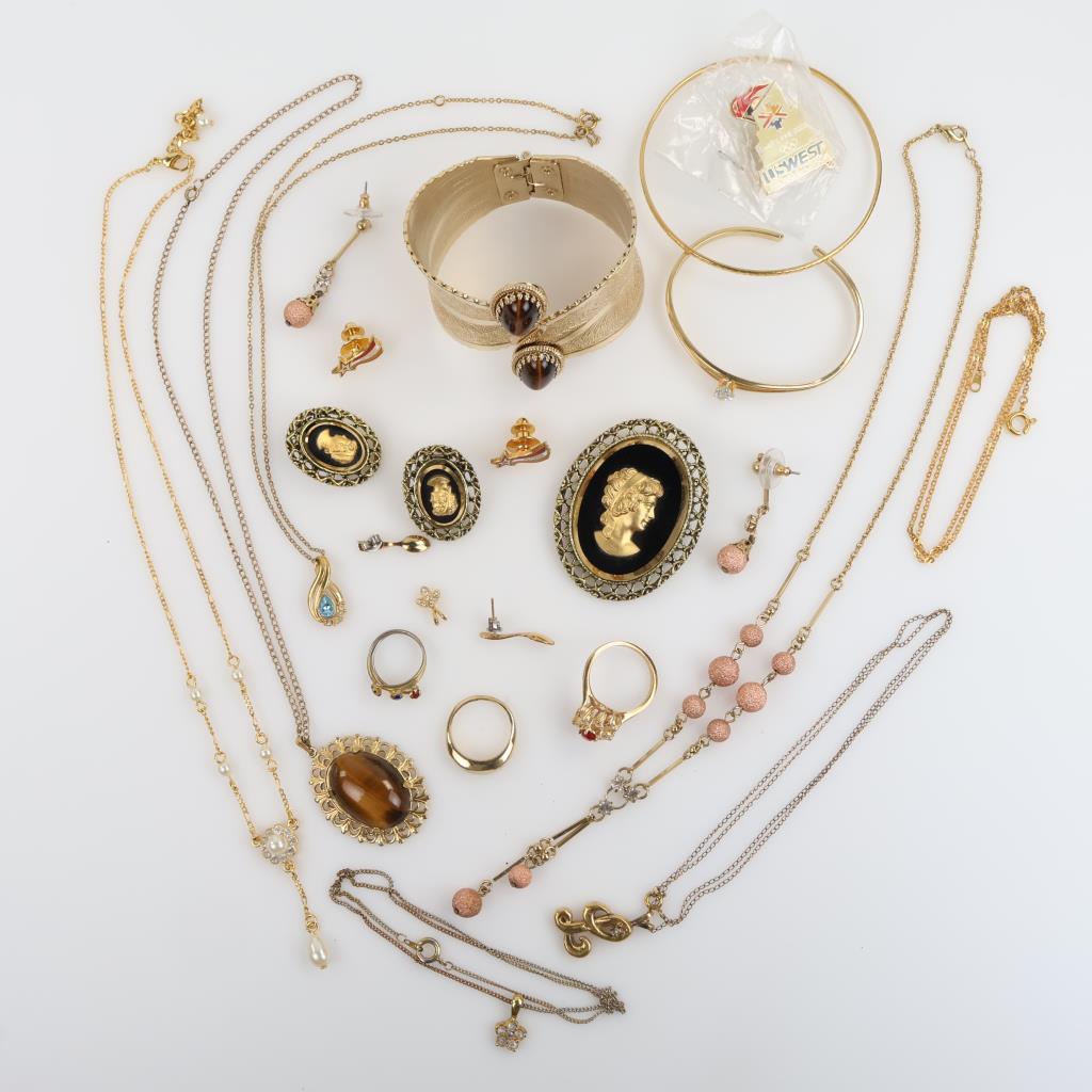 Mixed Jewelry, 17+ Pieces | Property Room