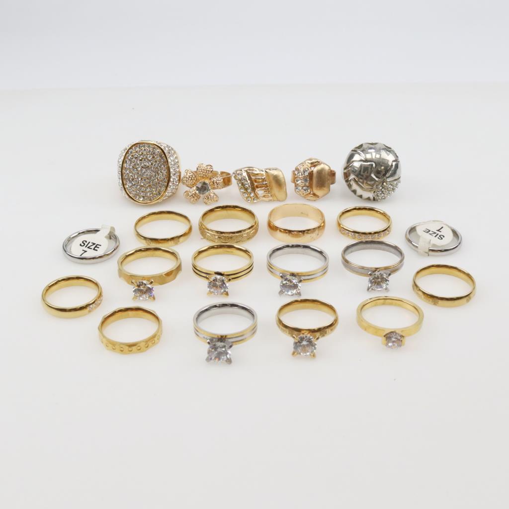 Mixed Jewelry, 21 Pieces | Property Room