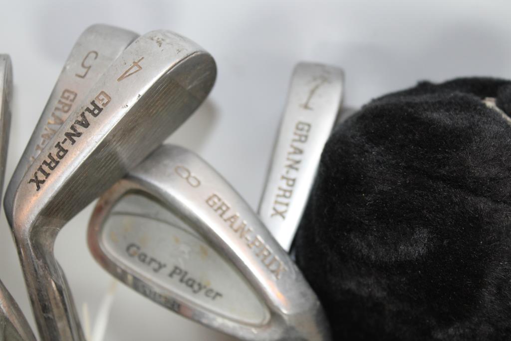 Ozzi Golf Bag With Assorted Golf Clubs; 5+ Pieces | Property Room