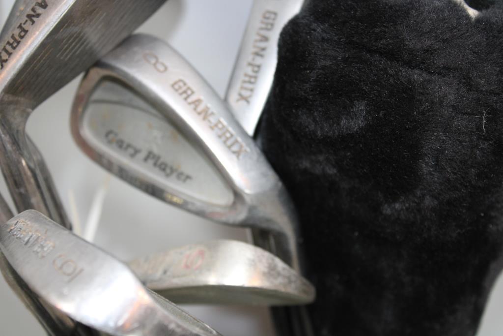 Ozzi Golf Bag With Assorted Golf Clubs; 5+ Pieces | Property Room