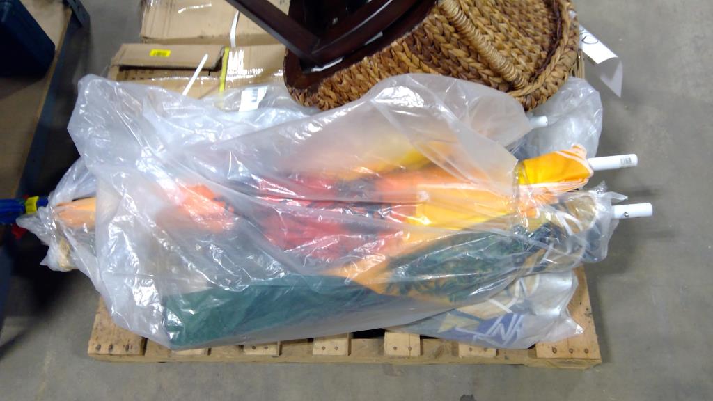 Pallet With Beach Umbrellas And More, 5+ Pieces | Property Room