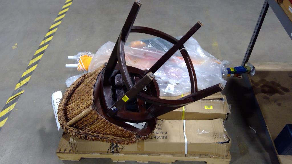 Pallet With Beach Umbrellas And More, 5+ Pieces | Property Room