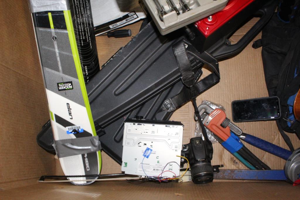 Pallet With DSLR Camera And More, 10+ Pieces | Property Room