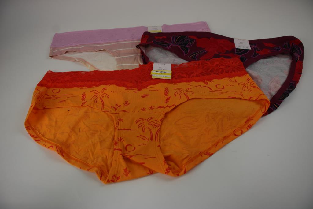 Parade And Auden Clothing Lot, 6 Pieces | Property Room