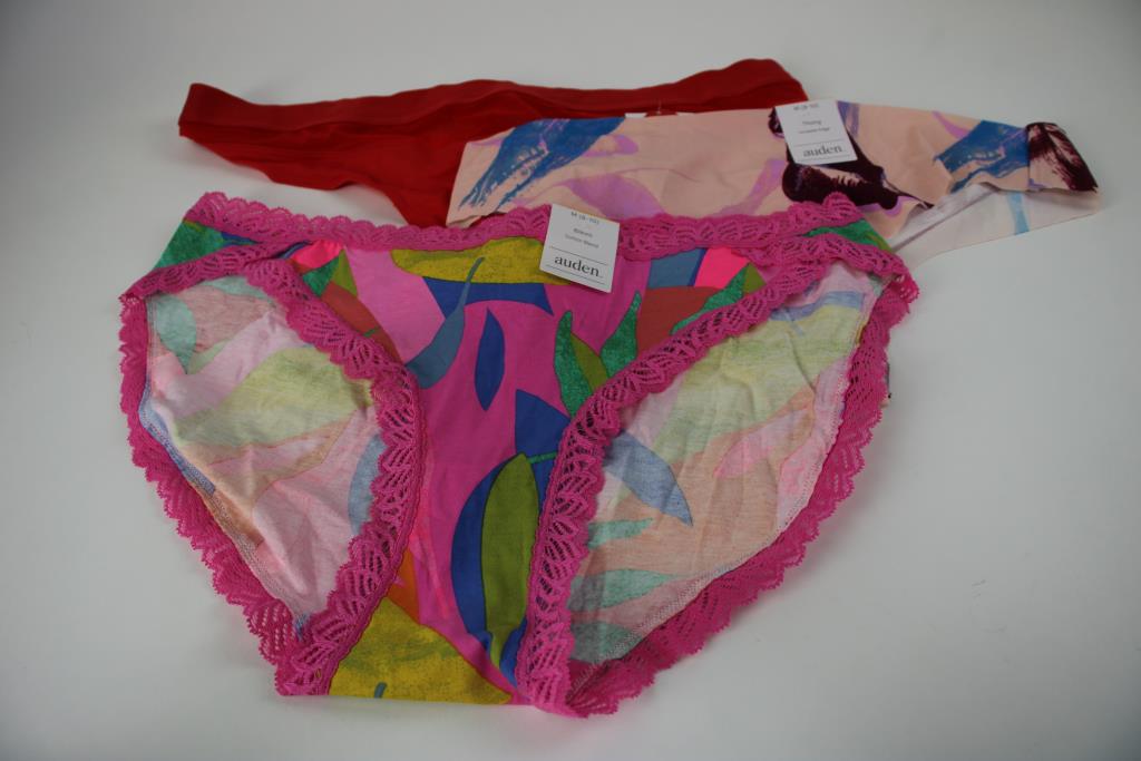 Parade And Auden Clothing Lot, 6 Pieces | Property Room