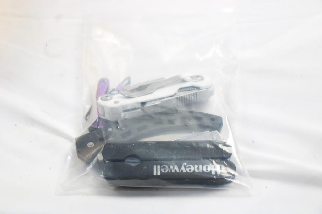 Pelican 1120 Case And Hunting Knives, 6 Pieces | Property Room