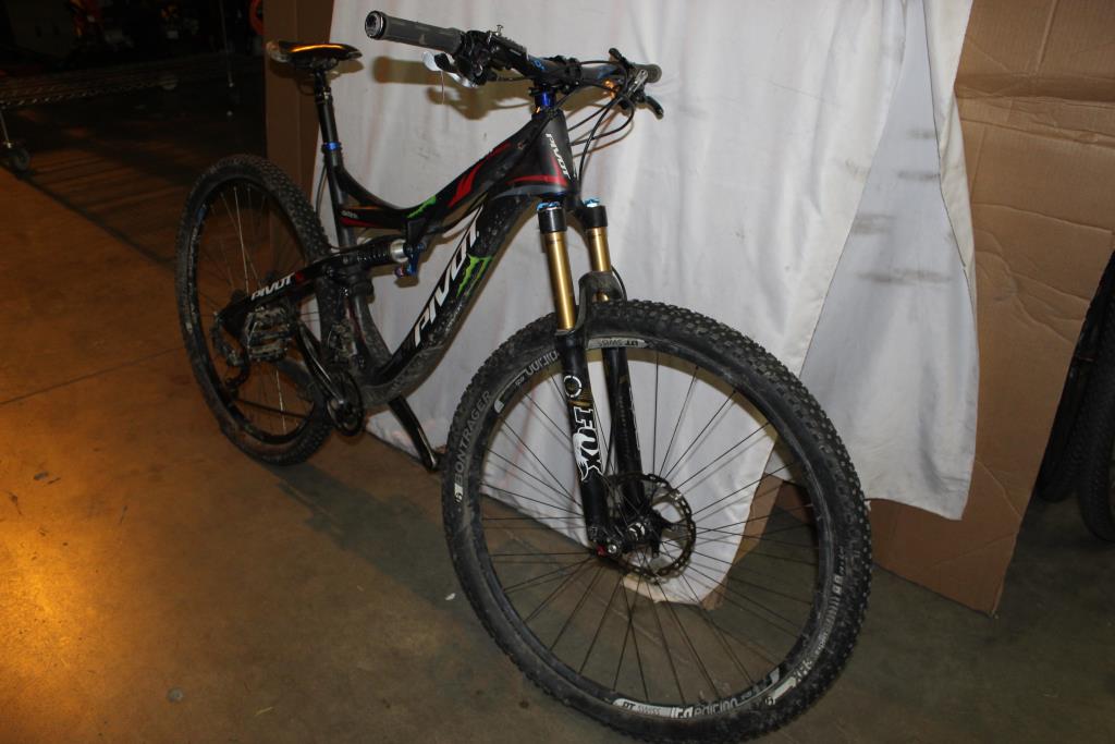 Pivot Mach 429 Carbon Full Suspension Mountain Bike | Property Room