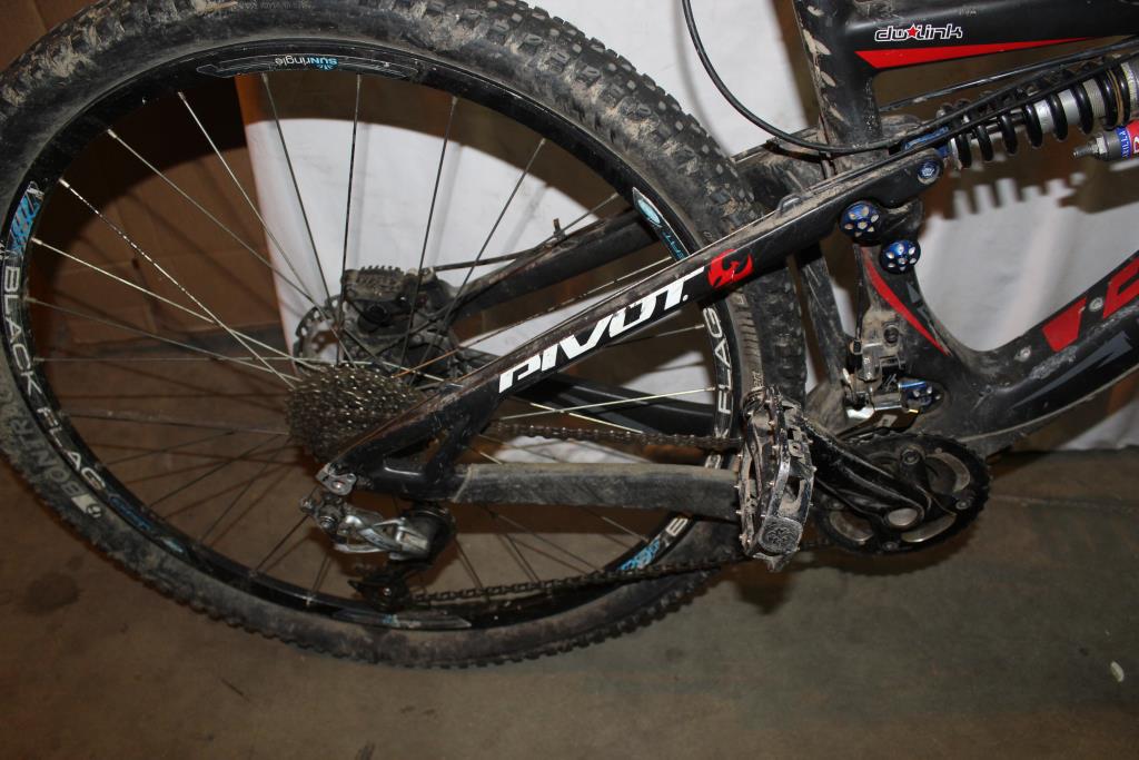 Pivot Mach 429 Carbon Full Suspension Mountain Bike | Property Room