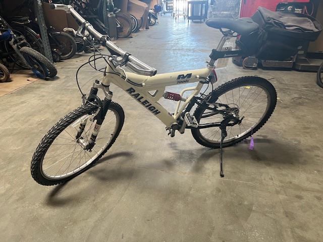 Raleigh 26 Inch M 7000i Mountain Bike | Property Room