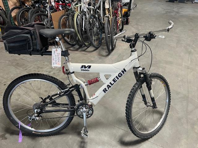 Raleigh 26 Inch M 7000i Mountain Bike | Property Room