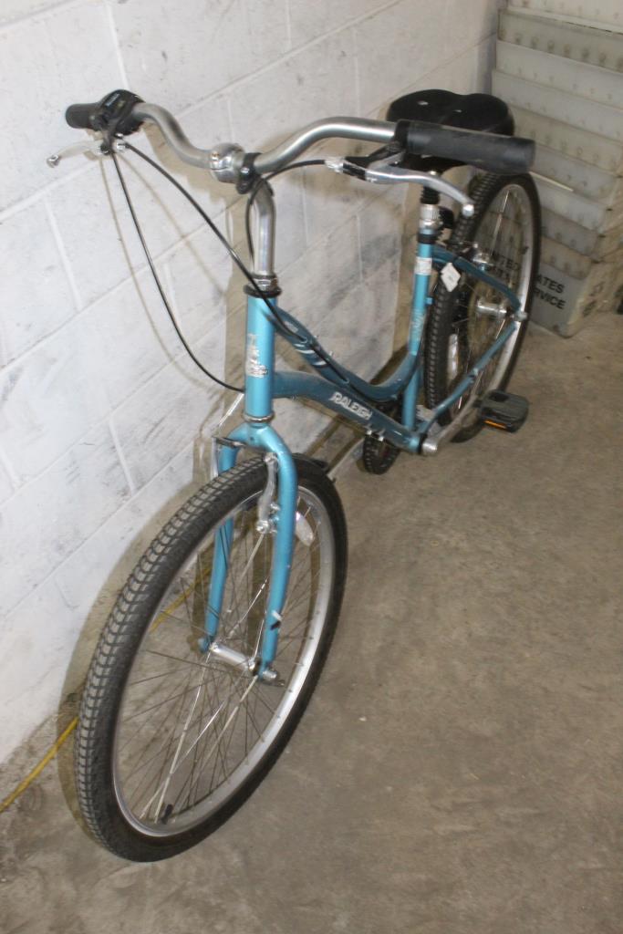 Raleigh Venture Womens Hybrid Bike | Property Room