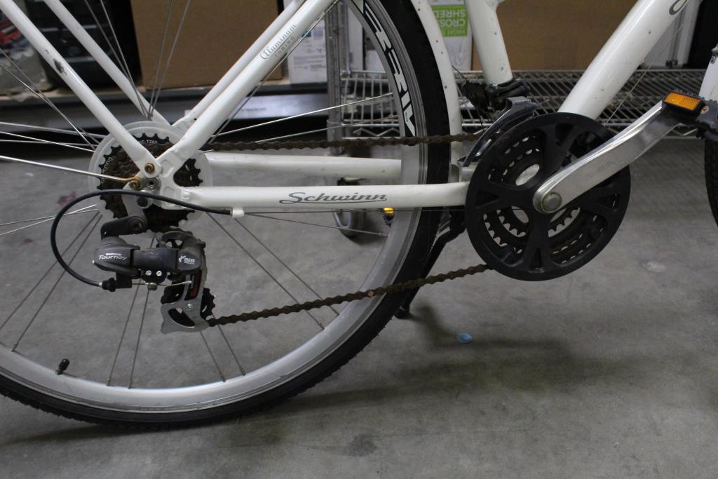 Schwinn Discover Women's Hybrid Bike (700C Wheels),White,28" | Property Room