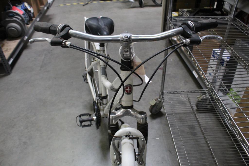 Schwinn Discover Women's Hybrid Bike (700C Wheels),White,28" | Property Room