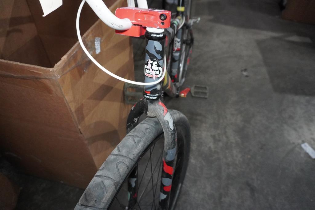 SE Racing Bike | Property Room