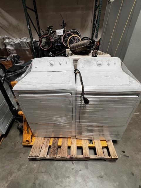 Set Of 2 GE Electric Washers And 2 GE Electric Dryers | Property Room