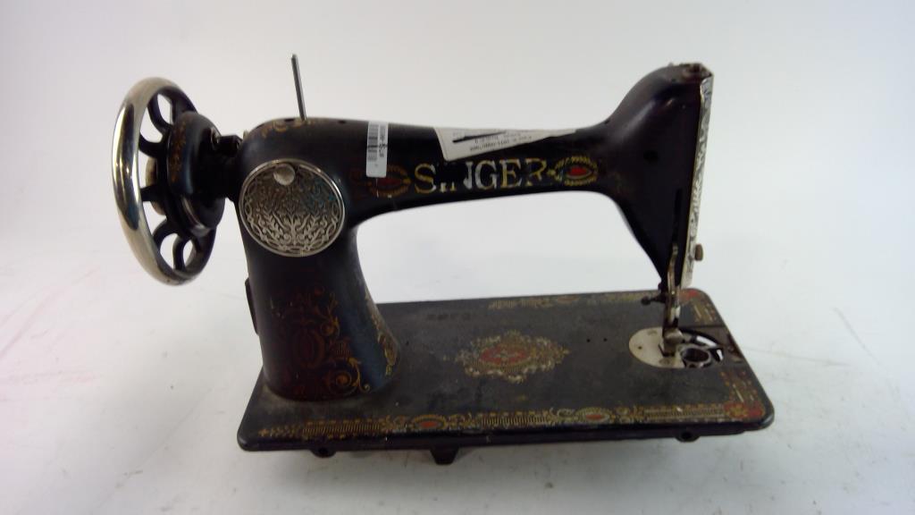 Singer Vintage Sewing Machine | Property Room
