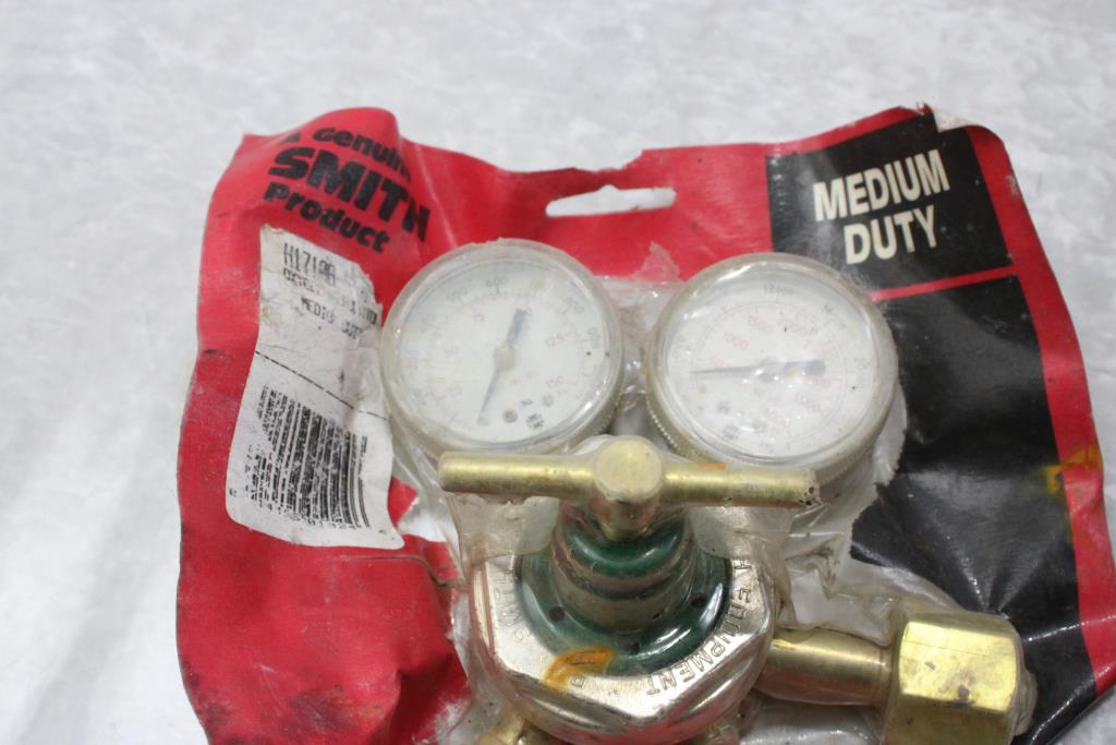 Smith Oxygen Regulator And More 4+ Pieces | Property Room