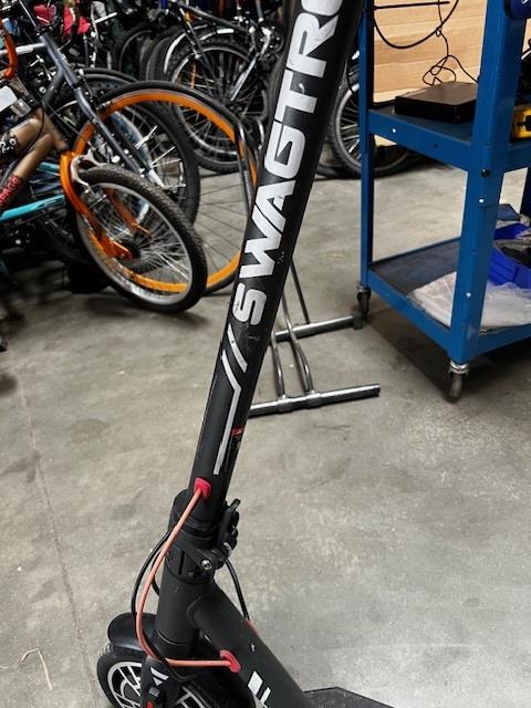 Swagger 5 Electric Push Scooter - SOLD FOR PARTS | Property Room