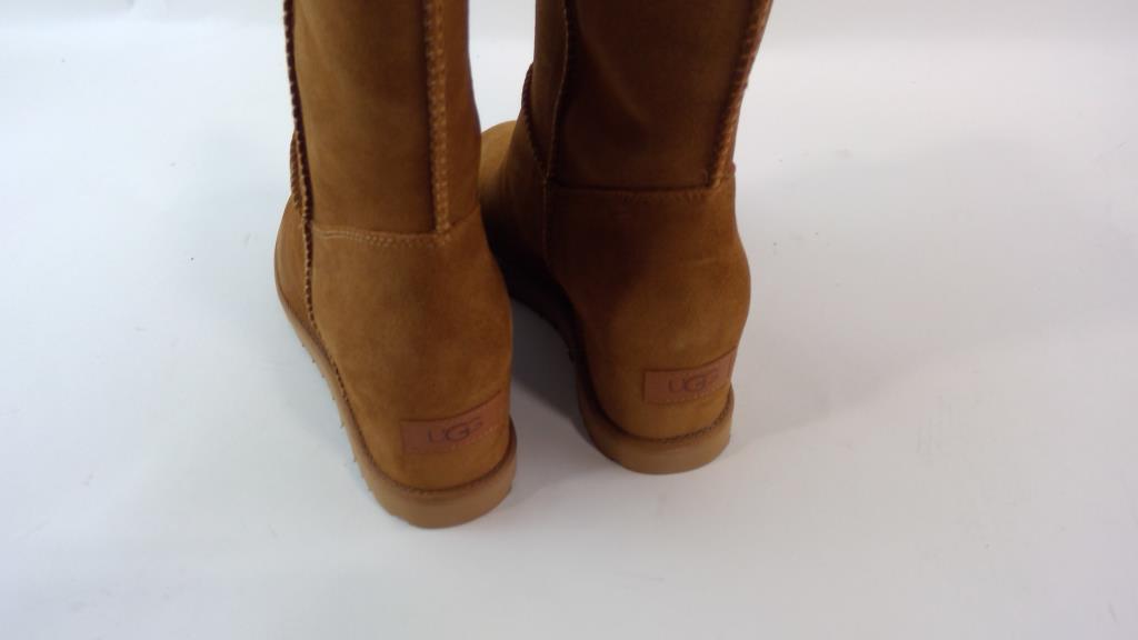 Ugg Classic Womens Boots Size 9 | Property Room
