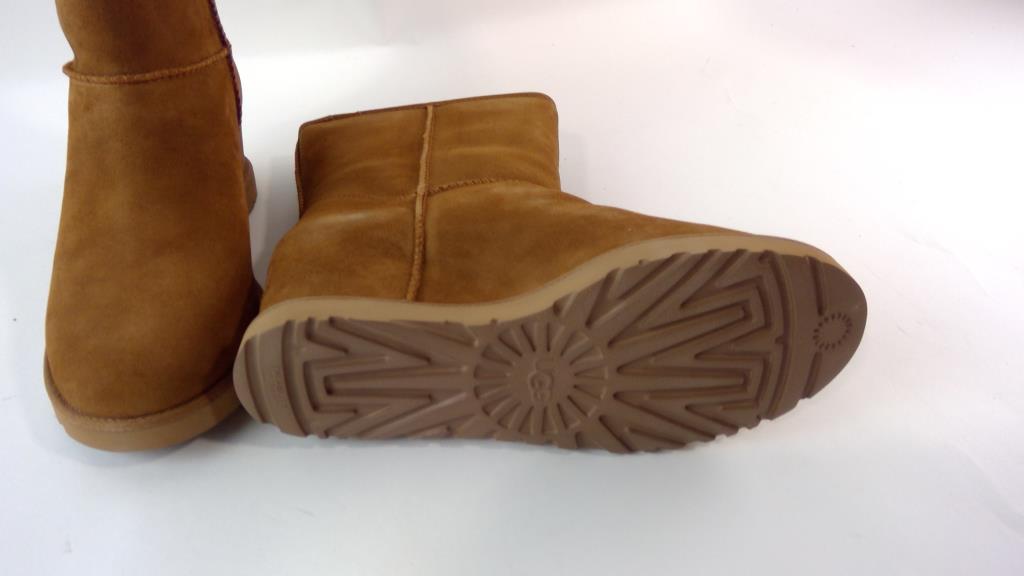 Ugg Classic Womens Boots Size 9 | Property Room