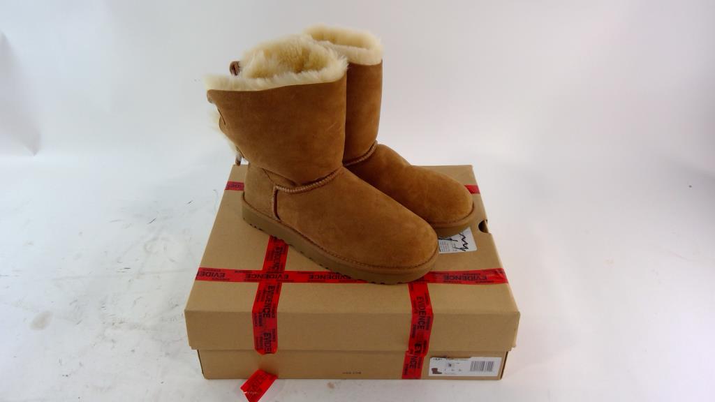 Uggs Womans Shoes, Size 9 | Property Room