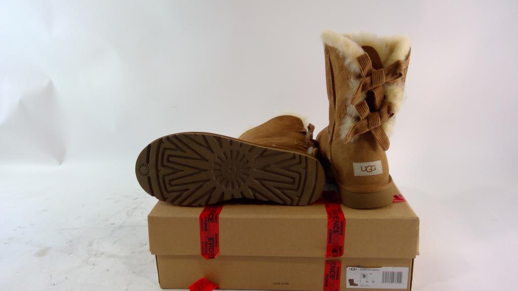 Uggs Womans Shoes, Size 9 | Property Room